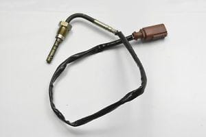 6X0973802A - Flat contact housing with contact locking mechanism ...